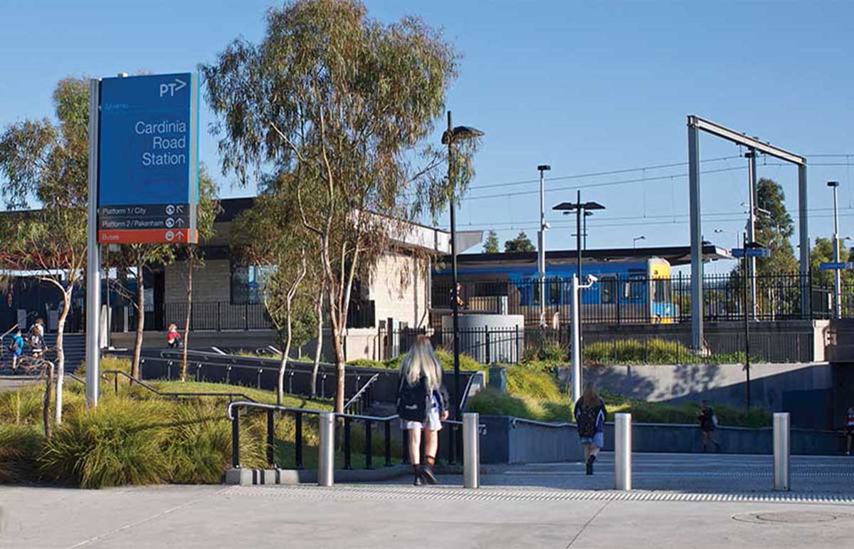 Melbourne By Rail: Along the Packenham Line